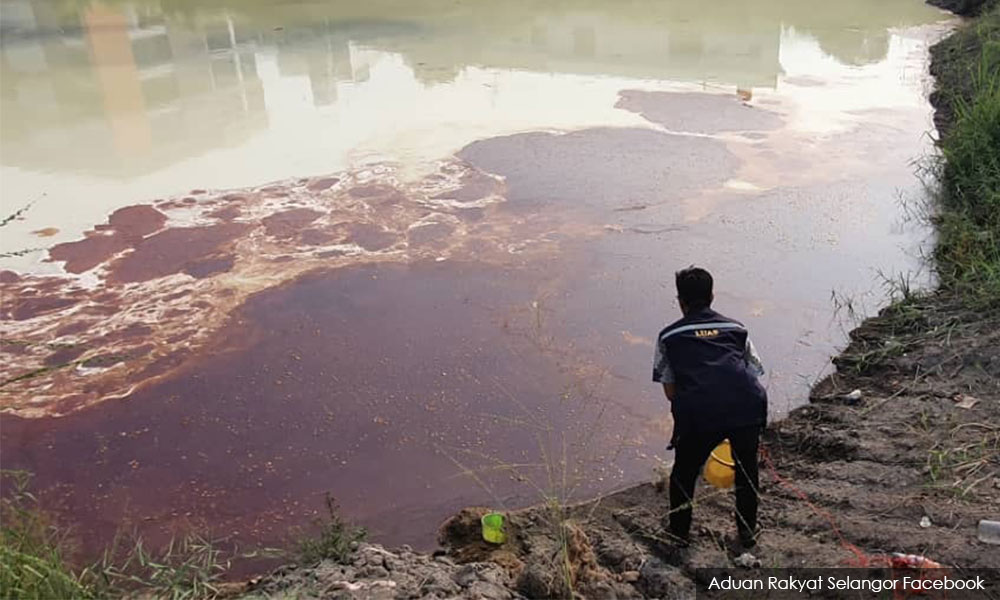 Pemandu lori ditahan disyaki terbabit pembuangan sisa industri di Klang