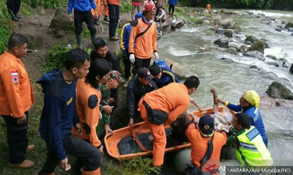 26 maut bas terjunam ke gaung di Sumatera