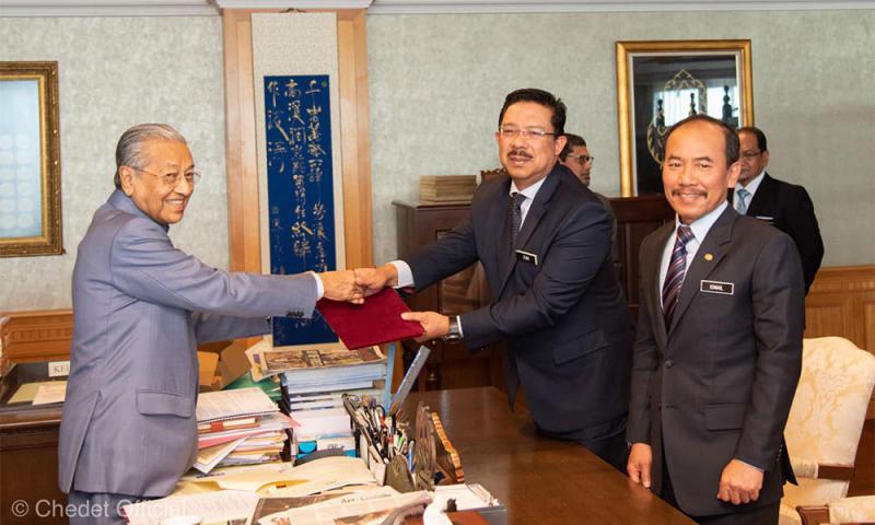 Dr Mahathir serah watikah pelantikan kepada KSN baru