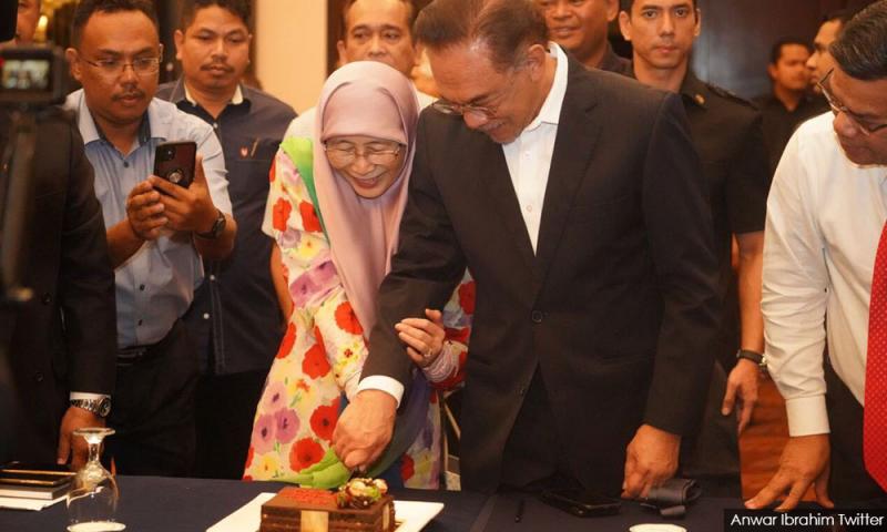 Rehat sebentar buat Anwar-Azizah, meraikan cinta, berbalas tweet