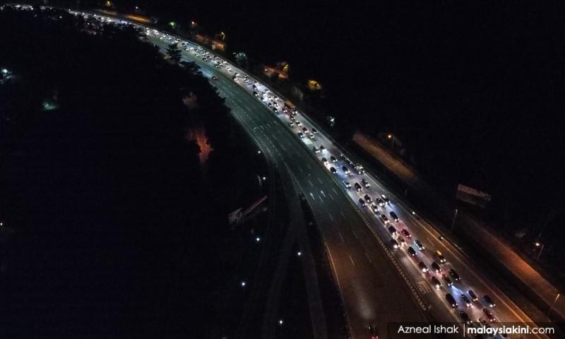 Heavy traffic flow towards Klang Valley