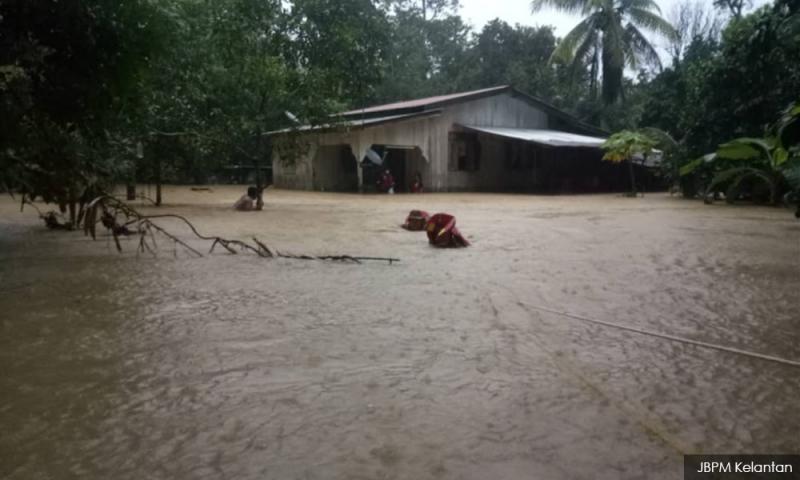 Banjir: Jenazah terpaksa dibawa dengan bot bomba untuk dikebumi